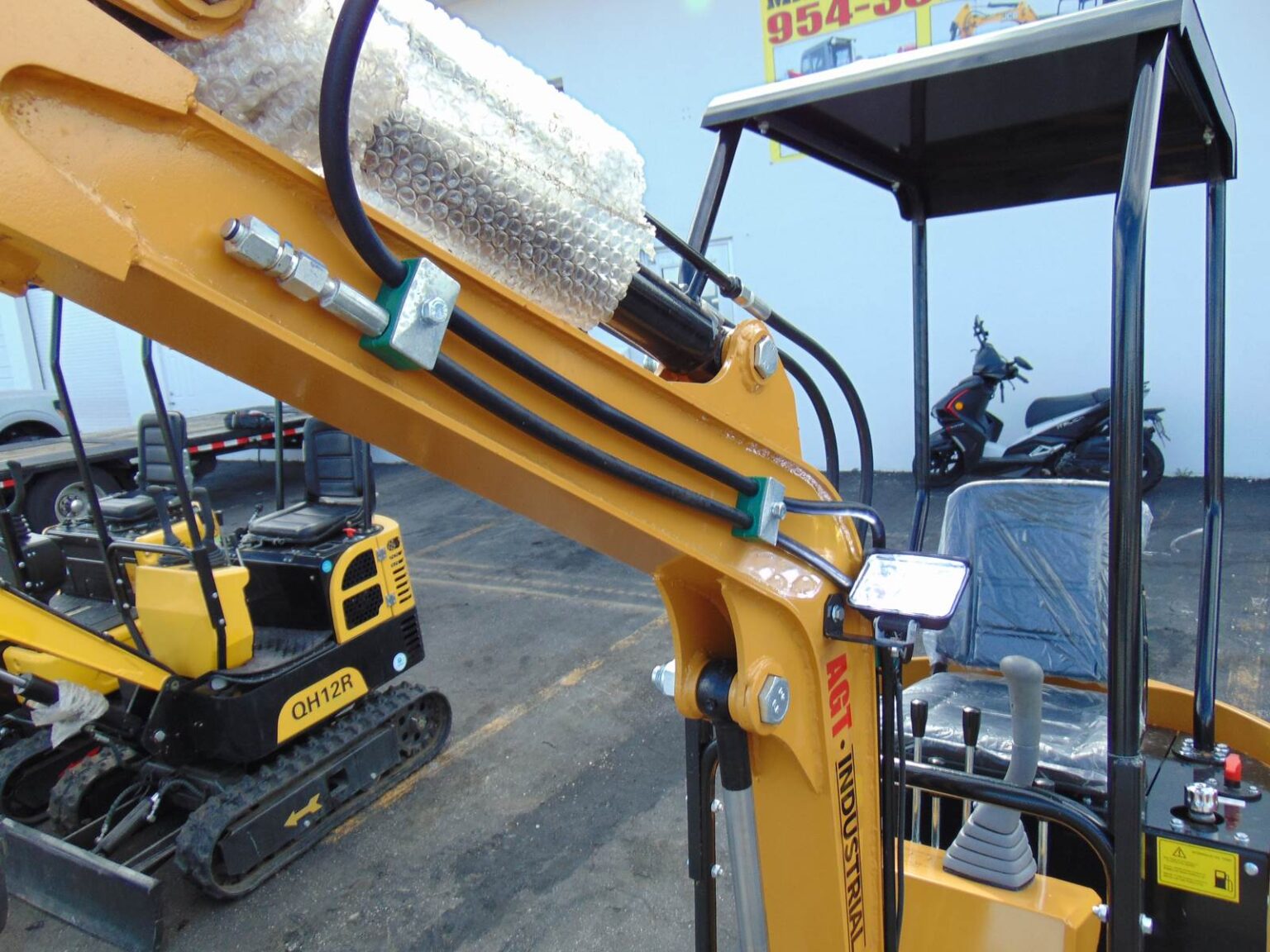 2026 AGROTK H-12R MINI-Excavator - Bucket & Thumb - 3,500 LBS - 12 ...